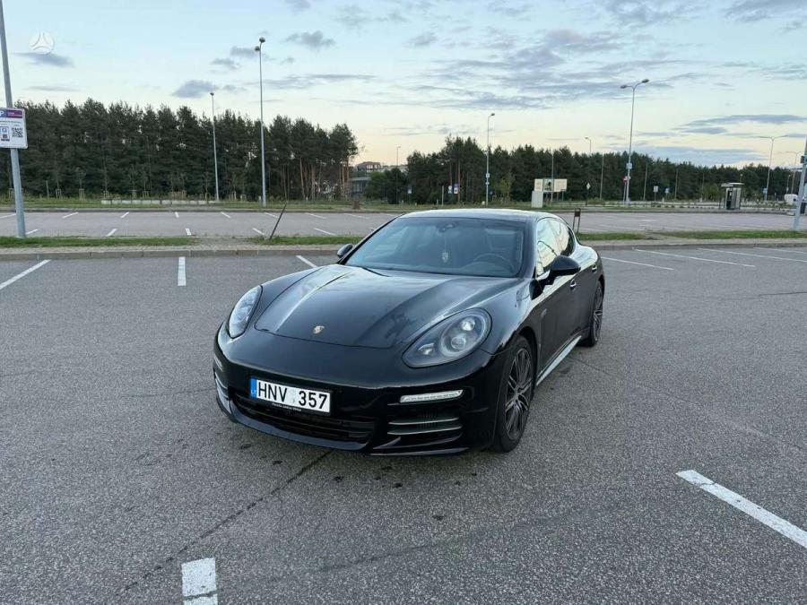 Black Porsche Panamera 2015 in Vilnius, with an engine capacity of 3.00 L and mileage of 106 thousand km for 18500 €, photo 1 on AUTOMOTO.COM.LV
