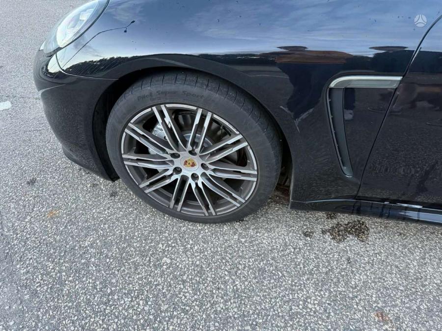 Black Porsche Panamera 2015 in Vilnius, with an engine capacity of 3.00 L and mileage of 106 thousand km for 18500 €, photo 8 on AUTOMOTO.COM.LV
