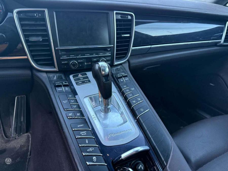 Black Porsche Panamera 2015 in Vilnius, with an engine capacity of 3.00 L and mileage of 106 thousand km for 18500 €, photo 12 on AUTOMOTO.COM.LV