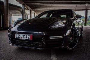 Melns Porsche Panamera 2017 Kauņa, ar dzinēja tilpumu 3.00 L un nobraukumu 106 tūkst. km par 44000 €, foto  vietnē AUTOMOTO.COM.LV