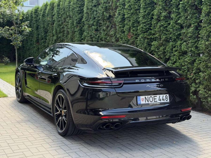 Black Porsche Panamera 2017 in Kaunas, with an engine capacity of 2.89 L and mileage of 179 thousand km for 41650 €, photo 1 on AUTOMOTO.COM.LV