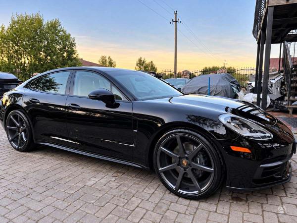 Black Porsche Panamera 2018 in Vilnius, with an engine capacity of 3.00 L and mileage of 92 thousand km for 39888 €, photo 6 on AUTOMOTO.COM.LV