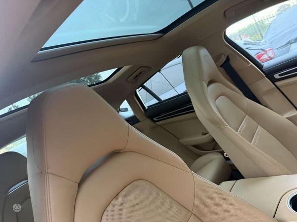Black Porsche Panamera 2018 in Vilnius, with an engine capacity of 3.00 L and mileage of 92 thousand km for 39888 €, photo 11 on AUTOMOTO.COM.LV