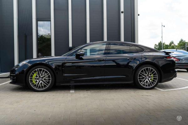 Melns Porsche Panamera 2021 Viļņa, ar dzinēja tilpumu 3.00 L un nobraukumu 68 tūkst. km par 75000 €, foto 2 vietnē AUTOMOTO.COM.LV