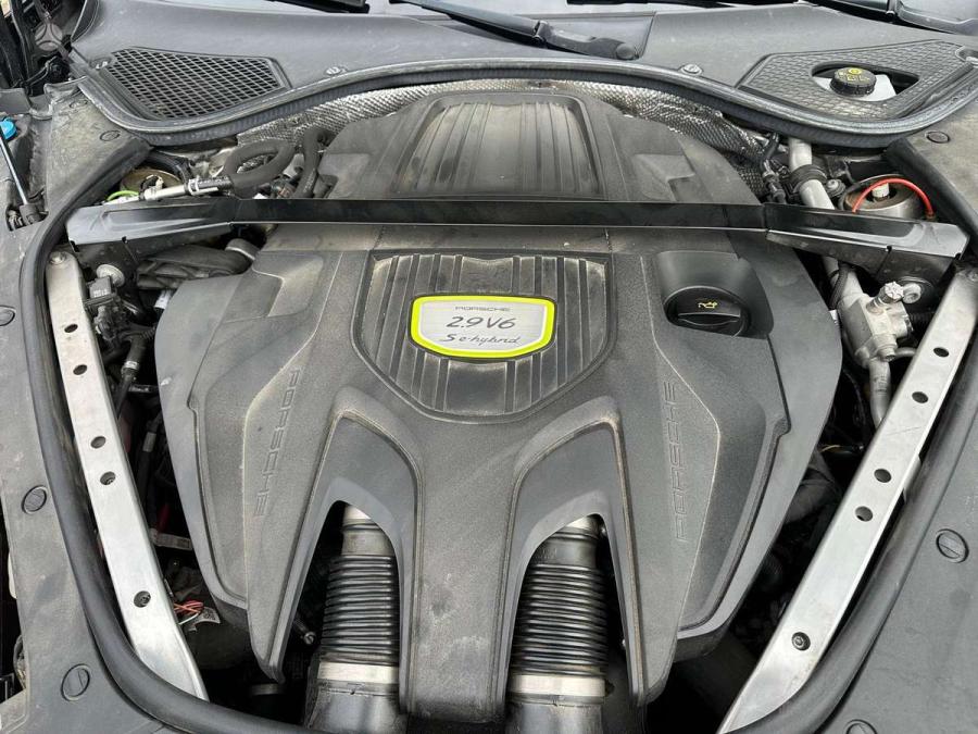 Black Porsche Panamera 2021 in Kaunas, with an engine capacity of 2.89 L and mileage of 84 thousand km for 84900 €, photo 18 on AUTOMOTO.COM.LV
