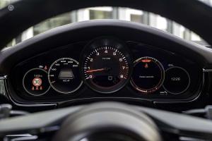 Black Porsche Panamera 2021 in Vilnius, with an engine capacity of 2.89 L and mileage of 170 thousand km for 57900 €, photo 27 on AUTOMOTO.COM.LV