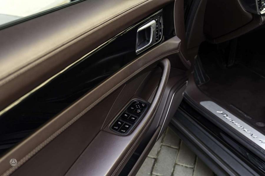 Black Porsche Panamera 2021 in Vilnius, with an engine capacity of 2.89 L and mileage of 170 thousand km for 57900 €, photo 40 on AUTOMOTO.COM.LV