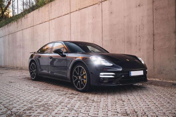 Melns Porsche Panamera 2022 Viļņa, ar dzinēja tilpumu 4.00 L un nobraukumu 42 tūkst. km par 98000 €, foto 1 vietnē AUTOMOTO.COM.LV