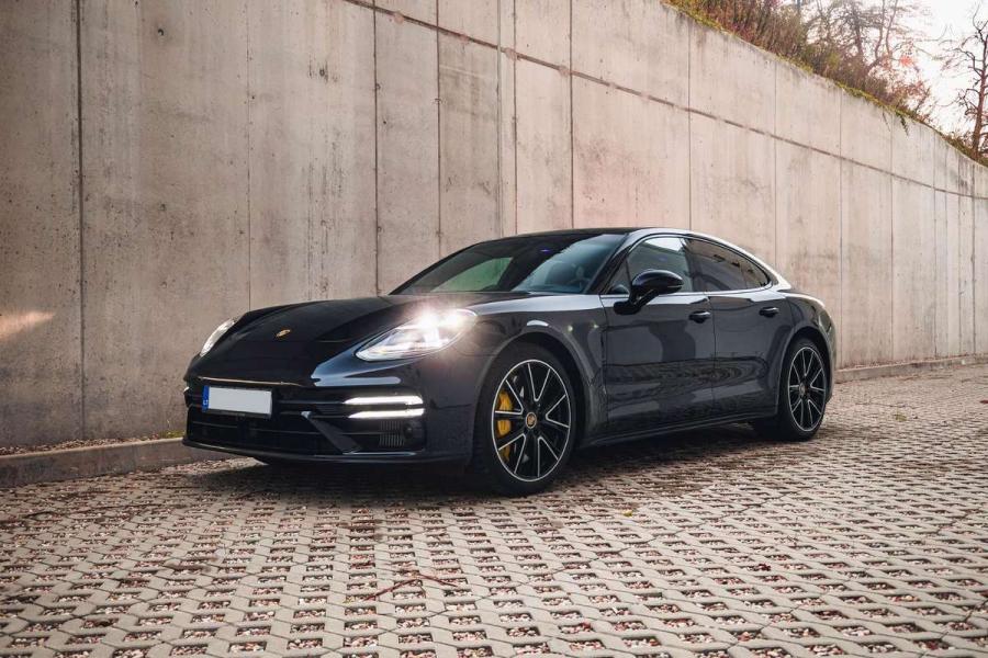 Melns Porsche Panamera 2022 Viļņa, ar dzinēja tilpumu 4.00 L un nobraukumu 42 tūkst. km par 98000 €, foto 2 vietnē AUTOMOTO.COM.LV
