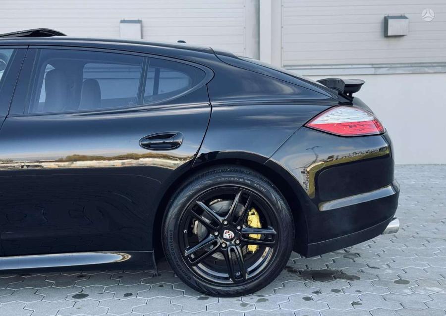 Melns Porsche Panamera 2011 Kauņa, ar dzinēja tilpumu 3.60 L un nobraukumu 210 tūkst. km par 14950 €, foto 35 vietnē AUTOMOTO.COM.LV