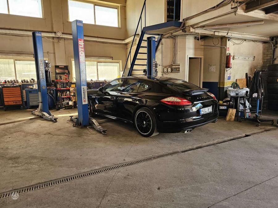 Melns Porsche Panamera 2012 Viļņa, ar dzinēja tilpumu 3.00 L un nobraukumu 267 tūkst. km par 21500 €, foto 38 vietnē AUTOMOTO.COM.LV