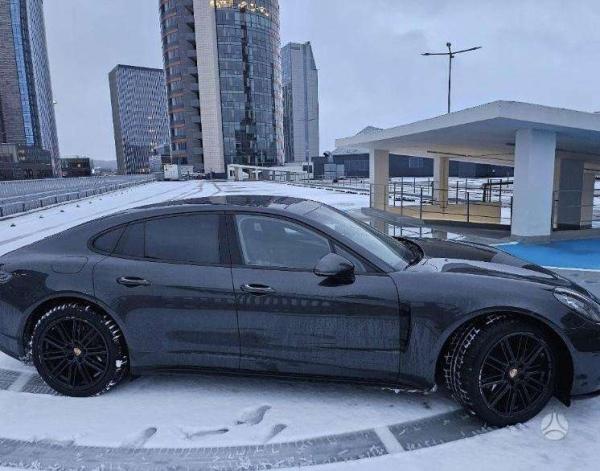 Melns Porsche Panamera 2017 Viļņa, ar dzinēja tilpumu 3.00 L un nobraukumu 127 tūkst. km par 39900 €, foto 1 vietnē AUTOMOTO.COM.LV