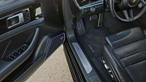 Black Porsche Panamera 2017 in Siauliai, with an engine capacity of 4.00 L and mileage of 225 thousand km for 49600 €, photo 14 on AUTOMOTO.COM.LV