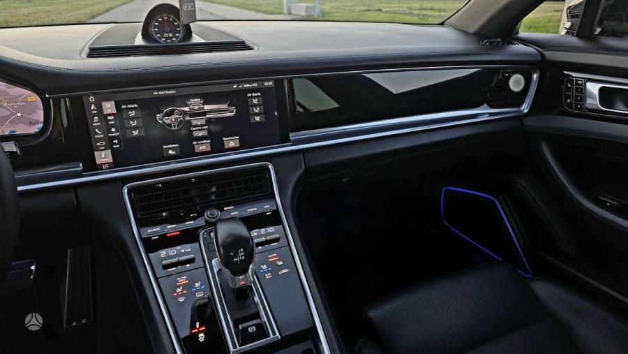 Black Porsche Panamera 2017 in Siauliai, with an engine capacity of 4.00 L and mileage of 225 thousand km for 49600 €, photo 20 on AUTOMOTO.COM.LV