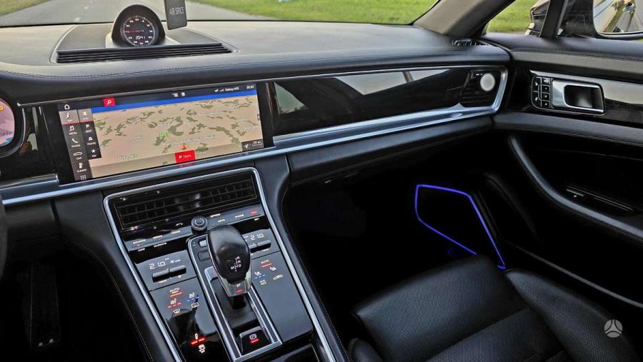 Black Porsche Panamera 2017 in Siauliai, with an engine capacity of 4.00 L and mileage of 225 thousand km for 49600 €, photo 25 on AUTOMOTO.COM.LV