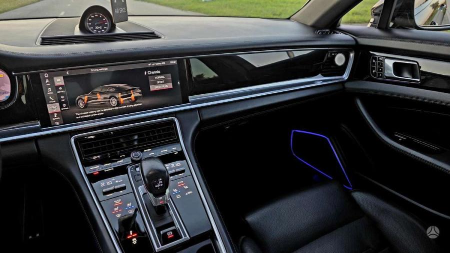 Black Porsche Panamera 2017 in Siauliai, with an engine capacity of 4.00 L and mileage of 225 thousand km for 49600 €, photo 26 on AUTOMOTO.COM.LV