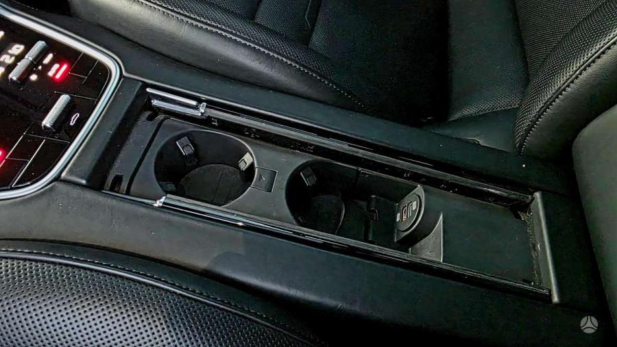Black Porsche Panamera 2017 in Siauliai, with an engine capacity of 4.00 L and mileage of 225 thousand km for 49600 €, photo 33 on AUTOMOTO.COM.LV