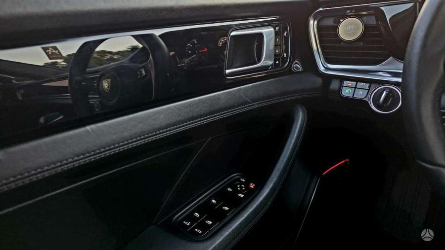 Black Porsche Panamera 2017 in Siauliai, with an engine capacity of 4.00 L and mileage of 225 thousand km for 49600 €, photo 34 on AUTOMOTO.COM.LV