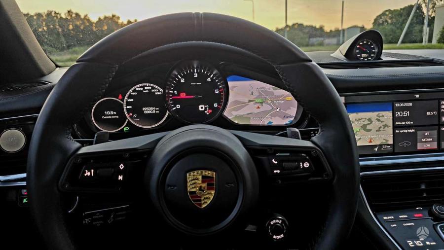 Black Porsche Panamera 2017 in Siauliai, with an engine capacity of 4.00 L and mileage of 225 thousand km for 49600 €, photo 35 on AUTOMOTO.COM.LV