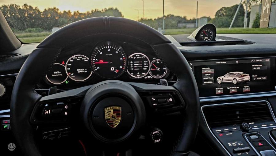 Black Porsche Panamera 2017 in Siauliai, with an engine capacity of 4.00 L and mileage of 225 thousand km for 49600 €, photo 41 on AUTOMOTO.COM.LV