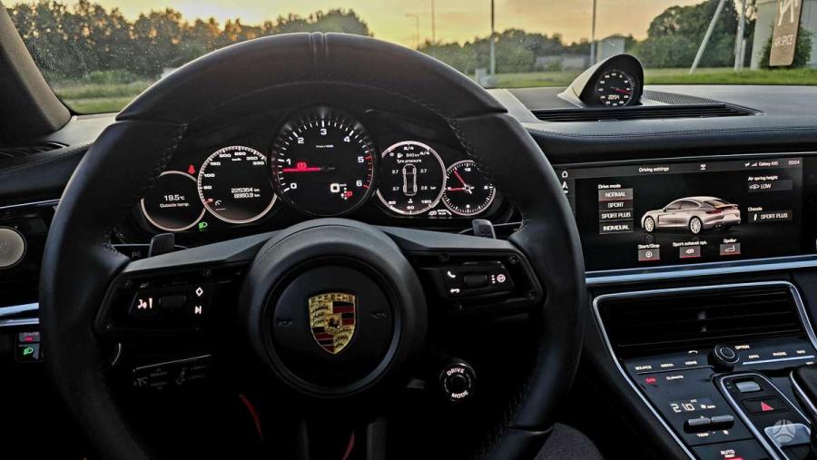 Black Porsche Panamera 2017 in Siauliai, with an engine capacity of 4.00 L and mileage of 225 thousand km for 49600 €, photo 42 on AUTOMOTO.COM.LV