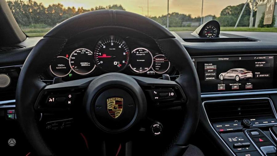 Black Porsche Panamera 2017 in Siauliai, with an engine capacity of 4.00 L and mileage of 225 thousand km for 49600 €, photo 45 on AUTOMOTO.COM.LV