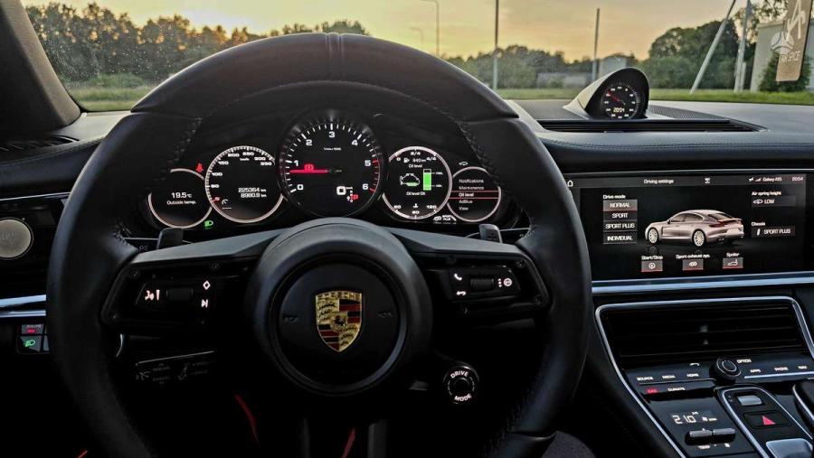 Black Porsche Panamera 2017 in Siauliai, with an engine capacity of 4.00 L and mileage of 225 thousand km for 49600 €, photo 46 on AUTOMOTO.COM.LV