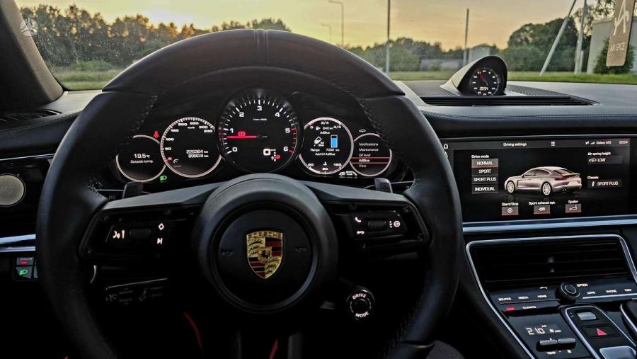 Black Porsche Panamera 2017 in Siauliai, with an engine capacity of 4.00 L and mileage of 225 thousand km for 49600 €, photo 47 on AUTOMOTO.COM.LV