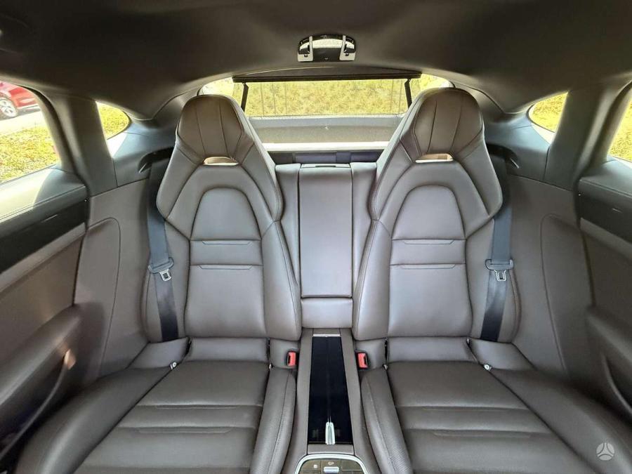Black Porsche Panamera 2018 in Vilnius, with an engine capacity of 2.89 L and mileage of 101 thousand km for 58999 €, photo 15 on AUTOMOTO.COM.LV