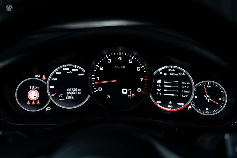 Black Porsche Panamera 2021 in Vilnius, with an engine capacity of 2.89 L and mileage of 69 thousand km for 51500 €, photo 18 on AUTOMOTO.COM.LV