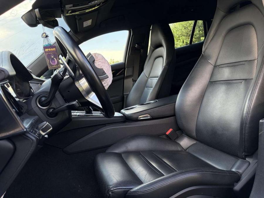 Black Porsche Panamera 2018 in Ukmerge, with an engine capacity of 2.89 L and mileage of 181 thousand km for 20800 €, photo 12 on AUTOMOTO.COM.LV