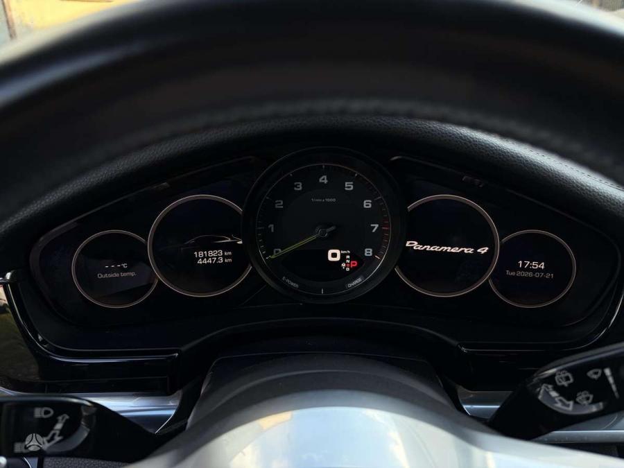 Black Porsche Panamera 2018 in Ukmerge, with an engine capacity of 2.89 L and mileage of 181 thousand km for 20800 €, photo 13 on AUTOMOTO.COM.LV
