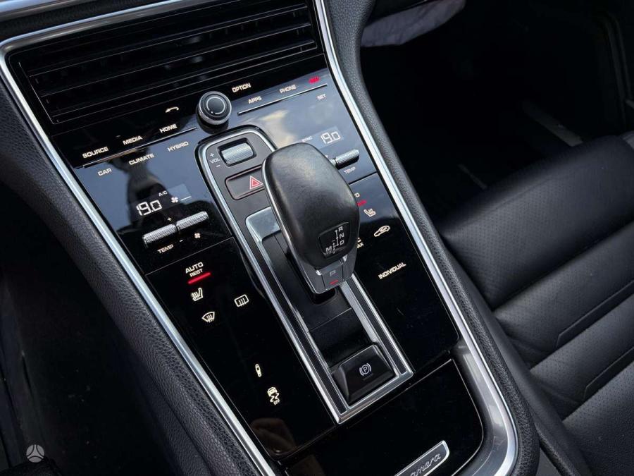 Black Porsche Panamera 2018 in Ukmerge, with an engine capacity of 2.89 L and mileage of 181 thousand km for 20800 €, photo 14 on AUTOMOTO.COM.LV