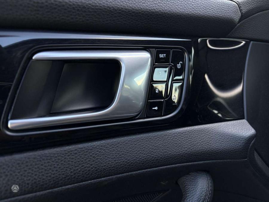Black Porsche Panamera 2018 in Ukmerge, with an engine capacity of 2.89 L and mileage of 181 thousand km for 20800 €, photo 18 on AUTOMOTO.COM.LV