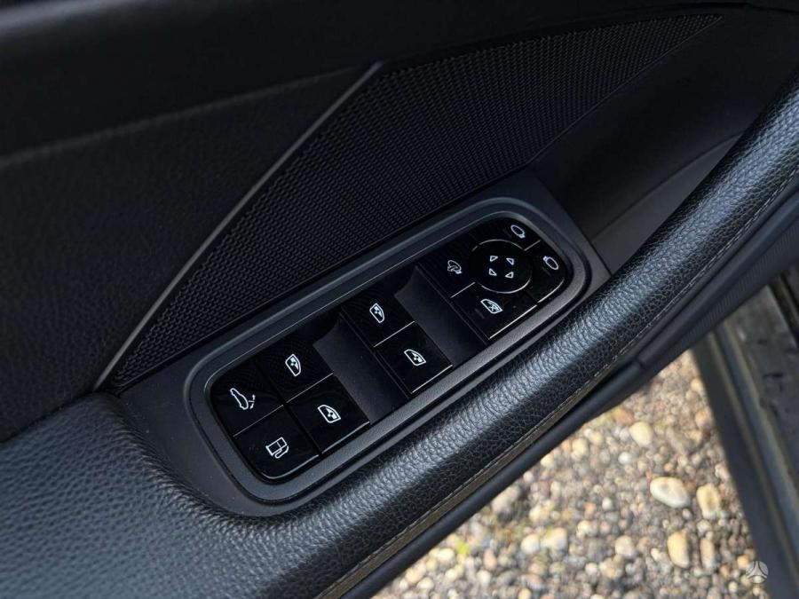 Black Porsche Panamera 2018 in Ukmerge, with an engine capacity of 2.89 L and mileage of 181 thousand km for 20800 €, photo 19 on AUTOMOTO.COM.LV