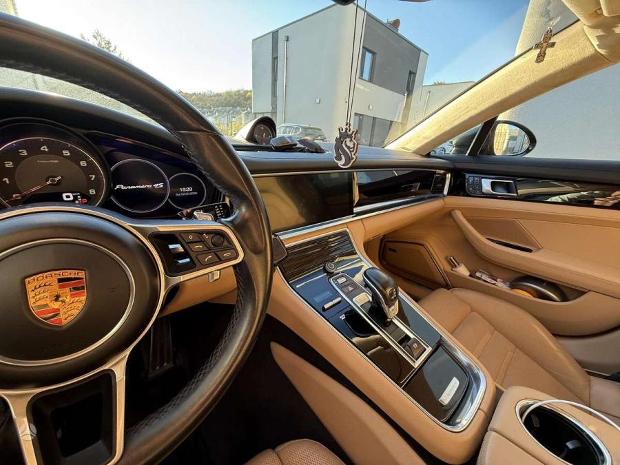 Blue Porsche Panamera 2018 in Kaunas, with an engine capacity of 2.89 L and mileage of 151 thousand km for 40500 €, photo 4 on AUTOMOTO.COM.LV