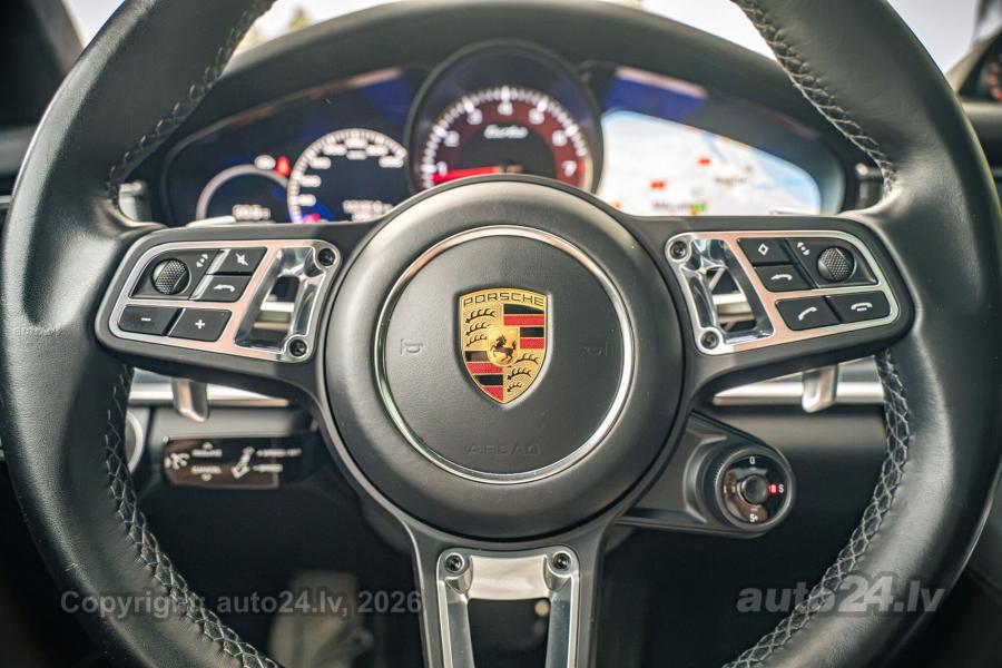 Blue Porsche Panamera 2019 in Riga, with an engine capacity of 4.00 L and mileage of 100 thousand km for 56990 €, photo 14 on AUTOMOTO.COM.LV