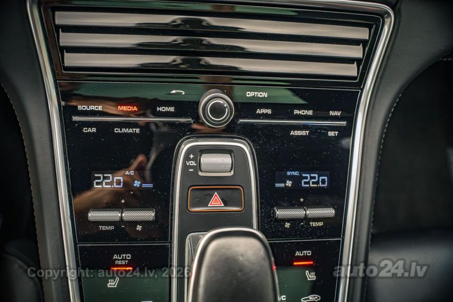 Blue Porsche Panamera 2019 in Riga, with an engine capacity of 4.00 L and mileage of 100 thousand km for 56990 €, photo 19 on AUTOMOTO.COM.LV