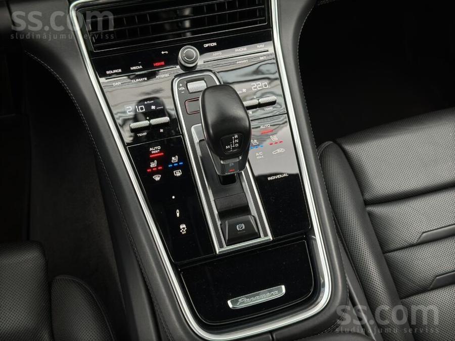 Blue Porsche Panamera 2021 in Riga, with an engine capacity of 2.90 L and mileage of 110 thousand km for 65990 €, photo 10 on AUTOMOTO.COM.LV