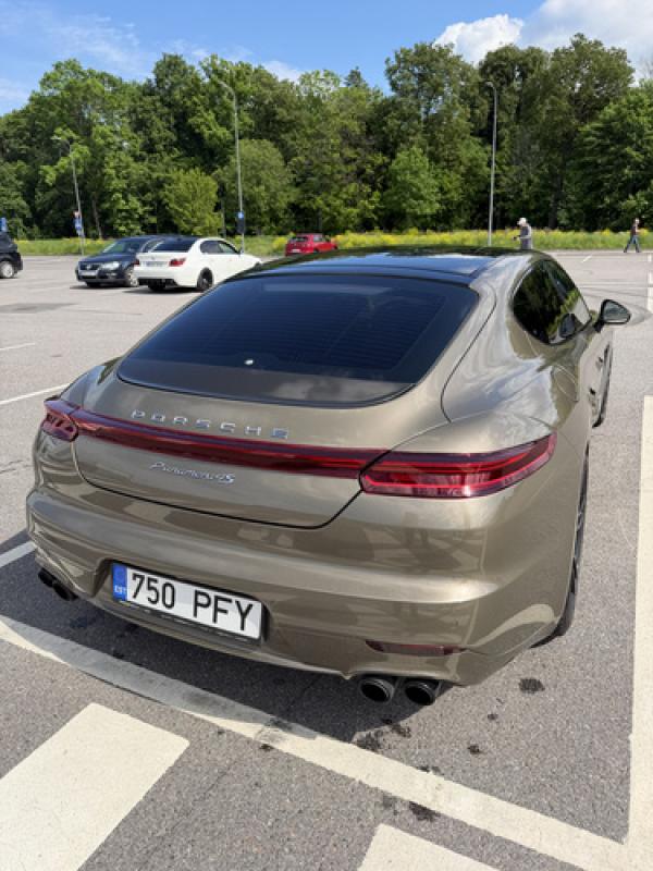 Brown Porsche Panamera 2010 in Tallinn, with an engine capacity of 0.00 L and mileage of 256 thousand km for 21999 €, photo 5 on AUTOMOTO.COM.LV