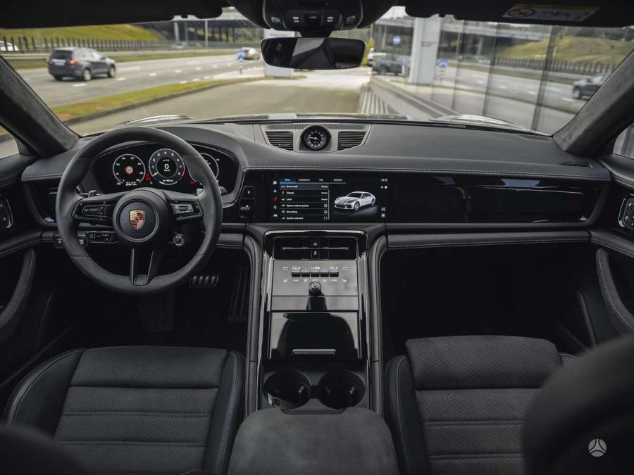 Zaļš Porsche Panamera 2025 Viļņa, ar dzinēja tilpumu 4.00 L un nobraukumu 28 tūkst. km par 155911 €, foto 30 vietnē AUTOMOTO.COM.LV