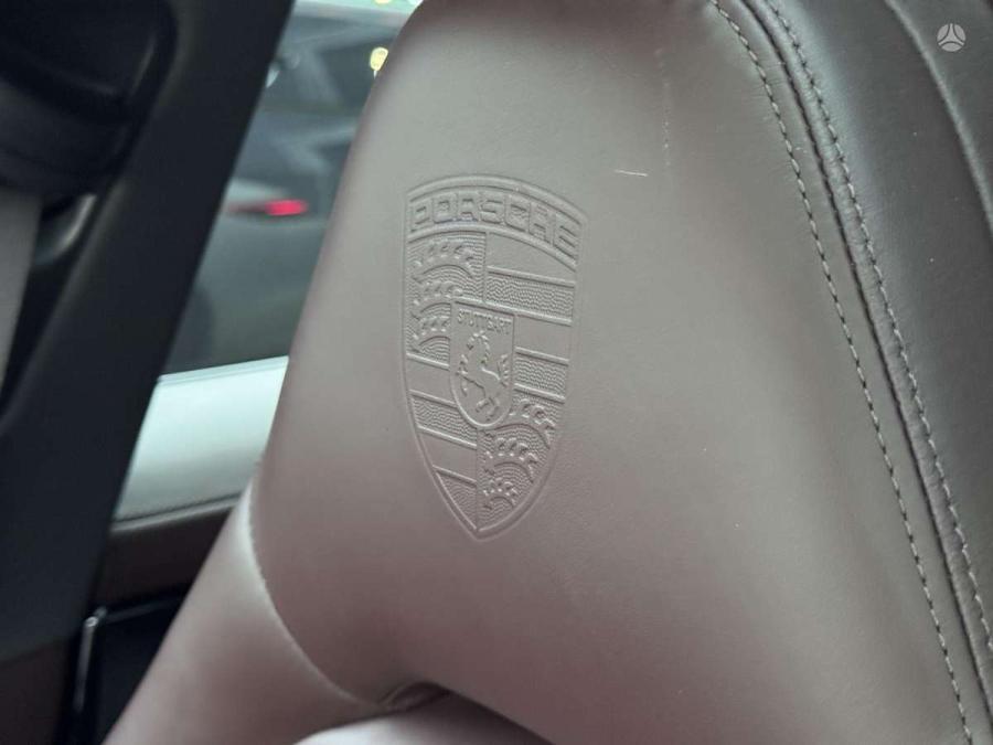 Grey Porsche Panamera 2018 in Vilnius, with an engine capacity of 3.00 L and mileage of 86 thousand km for 49950 €, photo 9 on AUTOMOTO.COM.LV
