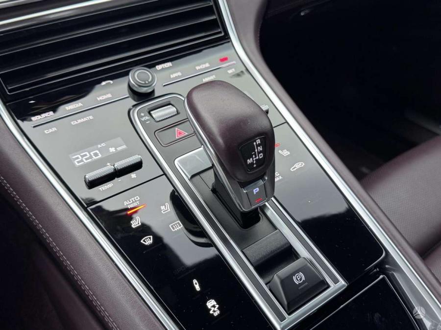 Grey Porsche Panamera 2018 in Vilnius, with an engine capacity of 3.00 L and mileage of 86 thousand km for 49950 €, photo 26 on AUTOMOTO.COM.LV