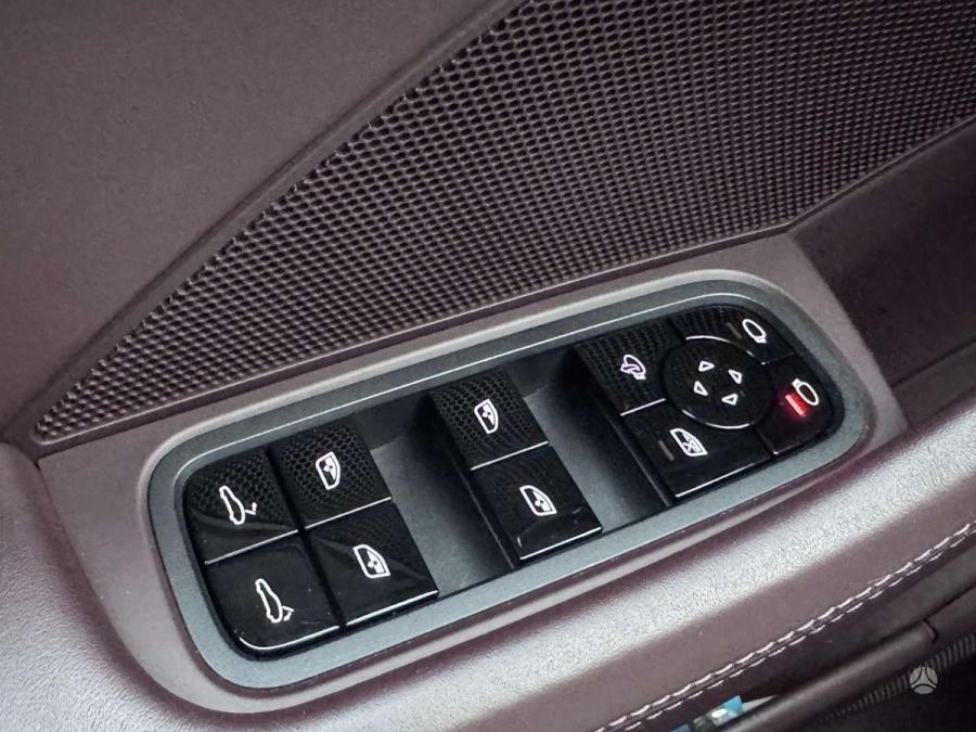 Grey Porsche Panamera 2018 in Vilnius, with an engine capacity of 3.00 L and mileage of 86 thousand km for 49950 €, photo 29 on AUTOMOTO.COM.LV