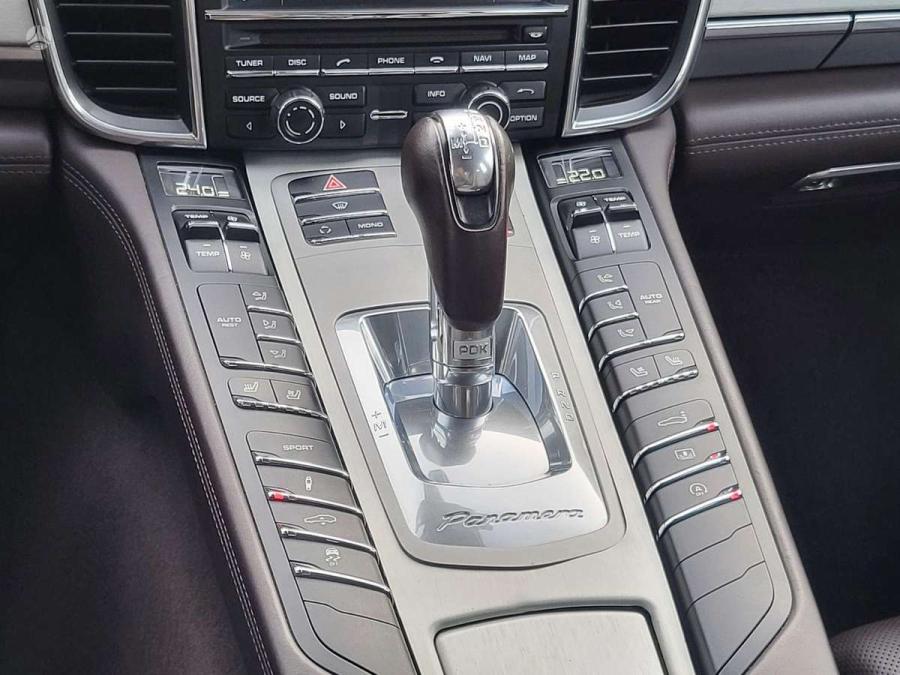 Grey Porsche Panamera 2009 in Klaipeda, with an engine capacity of 4.80 L and mileage of 303 thousand km for 18500 €, photo 13 on AUTOMOTO.COM.LV