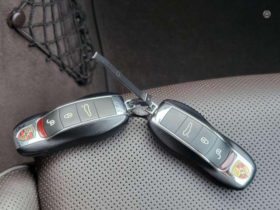 Grey Porsche Panamera 2009 in Klaipeda, with an engine capacity of 4.80 L and mileage of 303 thousand km for 18500 €, photo 15 on AUTOMOTO.COM.LV