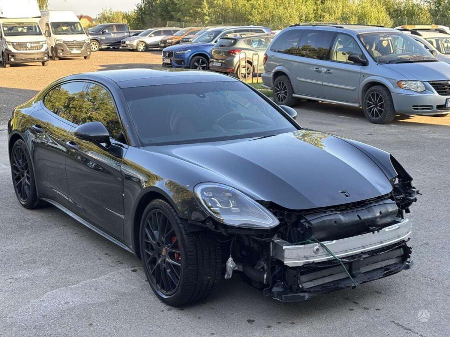 Pelēks Porsche Panamera 2018 Šauļi, ar dzinēja tilpumu 3.00 L un nobraukumu 163 tūkst. km par 27500 €, foto 1 vietnē AUTOMOTO.COM.LV