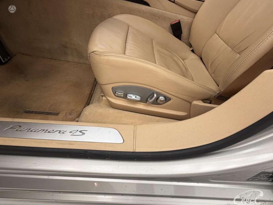 Grey Porsche Panamera 2011 in Vilnius, with an engine capacity of 4.81 L and mileage of 204 thousand km for 16900 €, photo 29 on AUTOMOTO.COM.LV