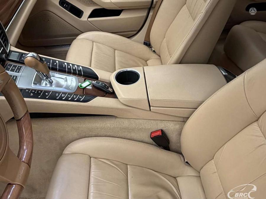 Grey Porsche Panamera 2011 in Vilnius, with an engine capacity of 4.81 L and mileage of 204 thousand km for 16900 €, photo 31 on AUTOMOTO.COM.LV
