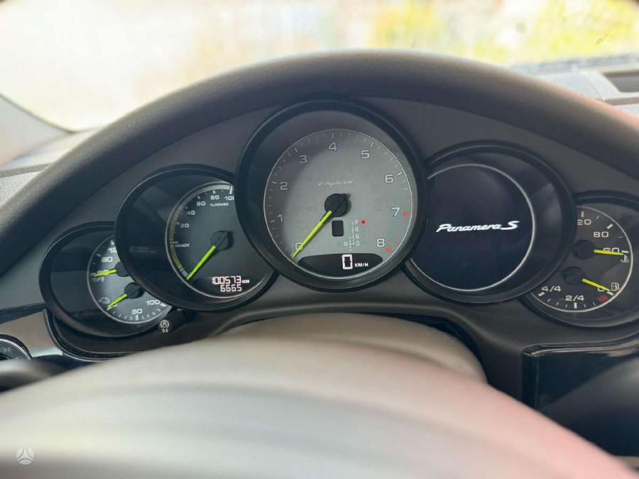 Grey Porsche Panamera 2014 in Jelgava, with an engine capacity of 3.00 L and mileage of 118 thousand km for 36700 €, photo 15 on AUTOMOTO.COM.LV